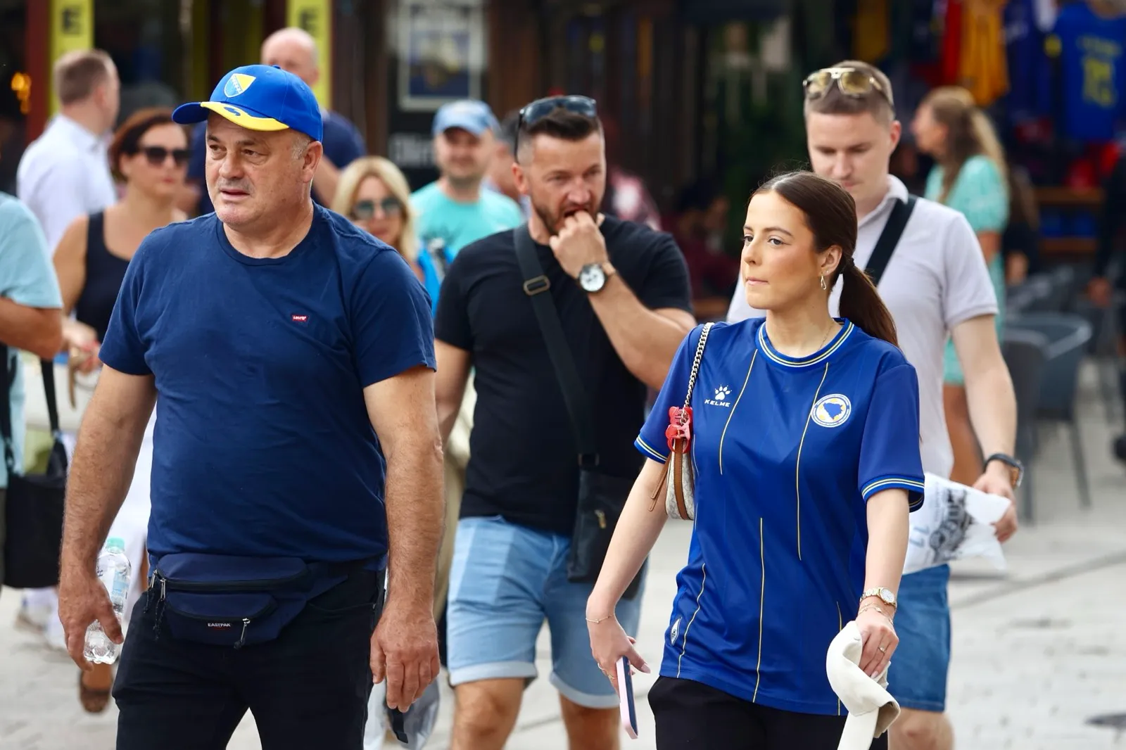 SARAJEVO U PLAVO-ŽUTOM: Na Sebilju transparent 'Sretno Zmajevi', grad ...